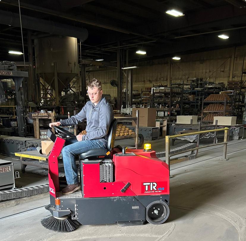Industrial Battery Powered Ride On Floor Scrubber – TR